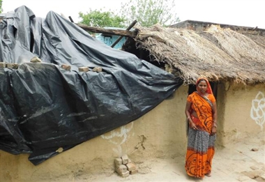 ऐसे तो नसीब होने से रही अपनी छत