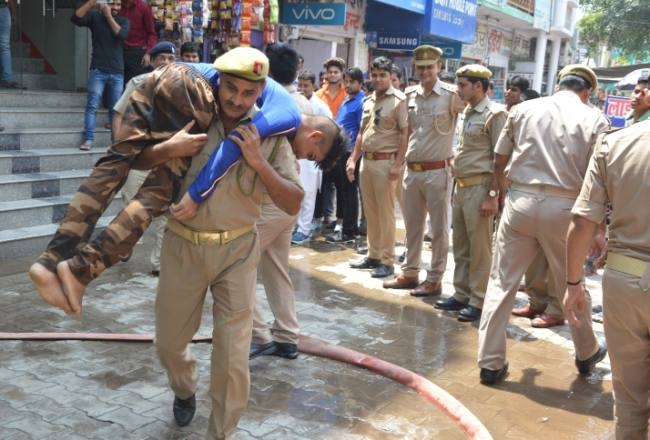 अग्नि से बचाव को होटल पर किया मॉक ड्रिल - Fire rescue to the hotel Mock ...