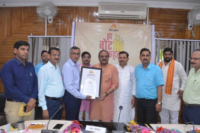 जागरण ने सौंपा हरदोई सांसद को घोषणा-पत्र