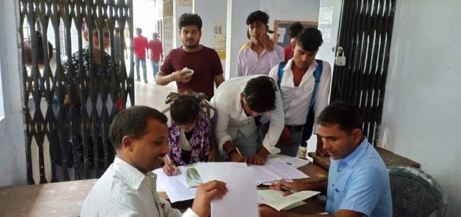 पढ़ने वालों का प्रवेश जारी पढ़ाने वालों के पद खाली