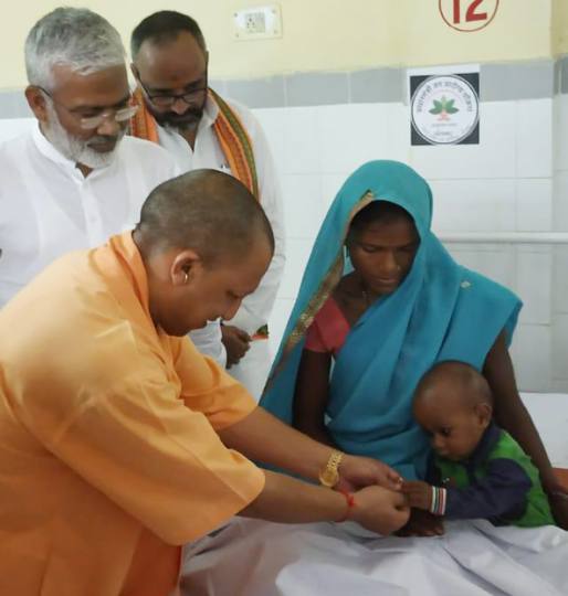 टाफी देकर सीएम ने लवकुश को दुलारा