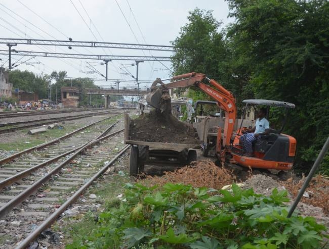 रेलवे की मंजूरी पर कल्याणी नाला की सफाई शुरू