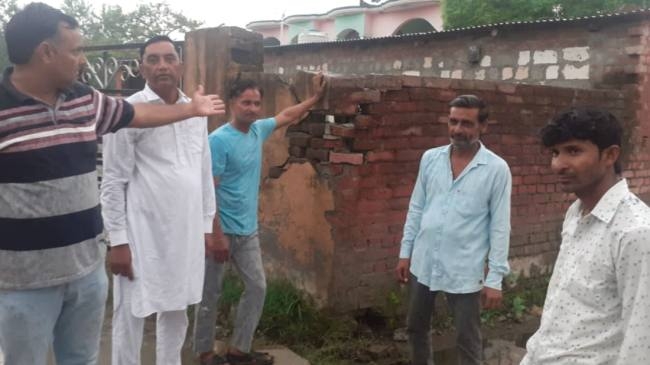 ओवरलोड वाहनों से टूट रहीं सड़कें