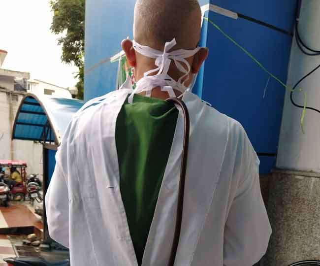 सीएम के फिजीशियन का मौन स्वस्थ्याग्रह, उल्टा एप्रन पहन और आला पीछे की ...
