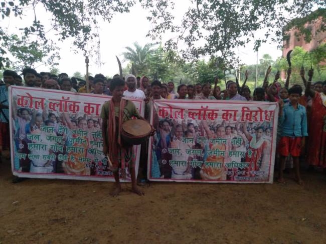 कोयला खनन के विरोध में फिर अड़े ग्रामीण - Protest against operation of ...