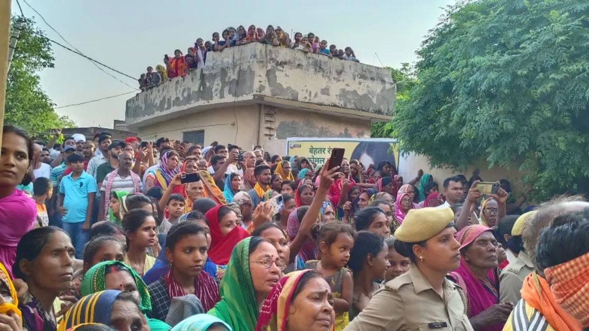 Captain Anshuman Singh: बलिदानी कैप्टन अंशुमान के दर्शन को उमड़ी भीड़ ...