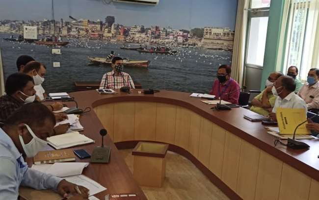 वाराणसी के डीएम ने एआरटीओ व एनएचआई को बेहतर रोड बनाने व एक्सीडेंट रोकने ...