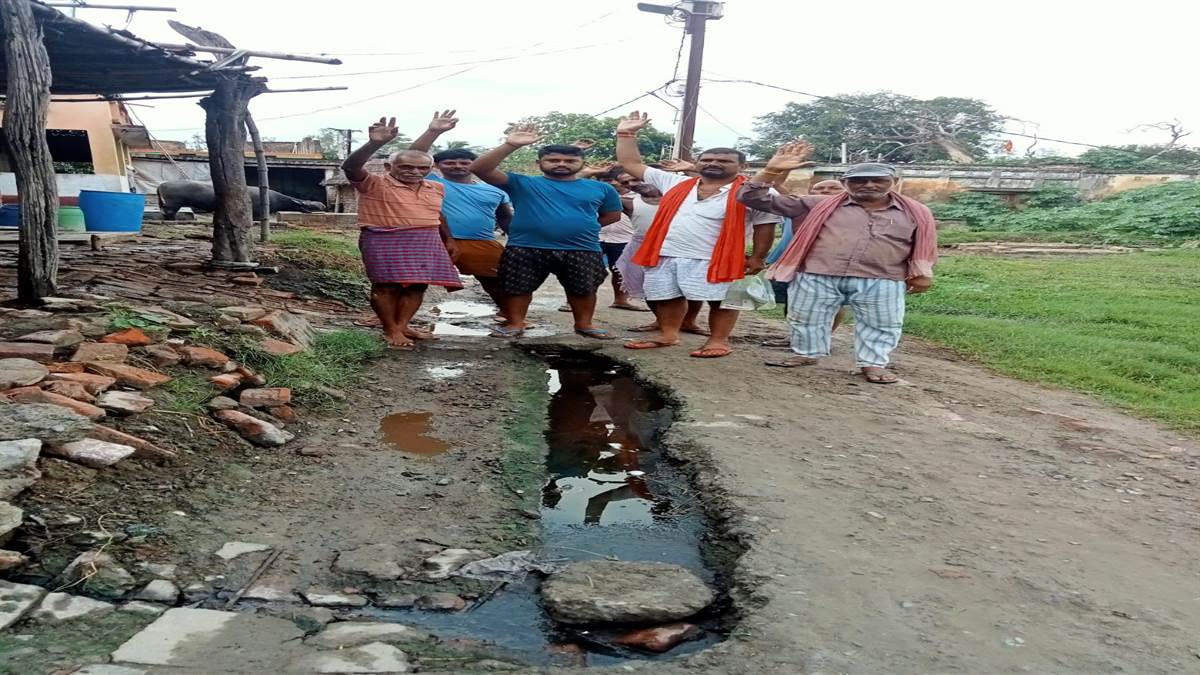 सड़क व नाला निर्माण की मांग कर रहे सारण के लोगों ने प्रदर्शन किया ...