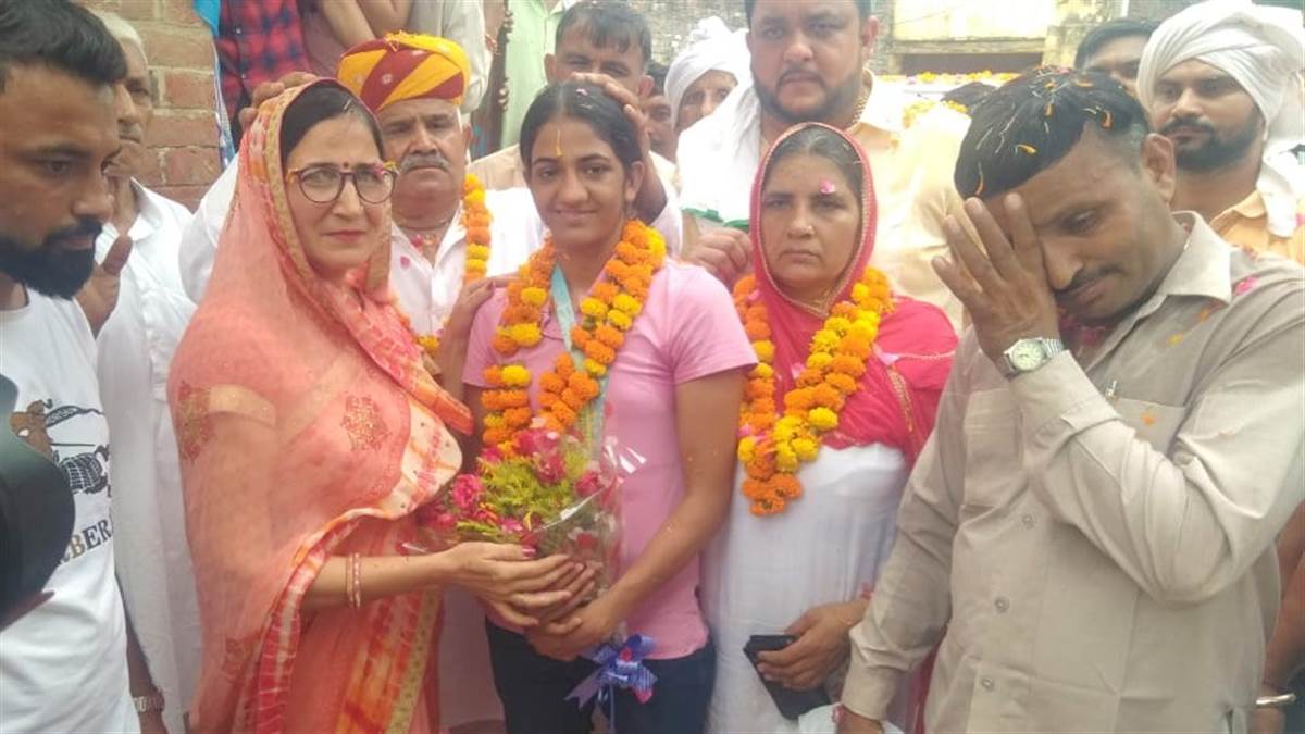 बाक्सिंग खिलाड़ी नीतू घणघस का भव्य स्वागत - बाक्सिंग खिलाड़ी नीतू घणघस ...