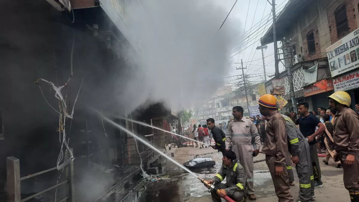 Fire In Meerut: नमकीन की दुकान में लगी भीषण आग, बीच बाजार में अग्निकांड ...