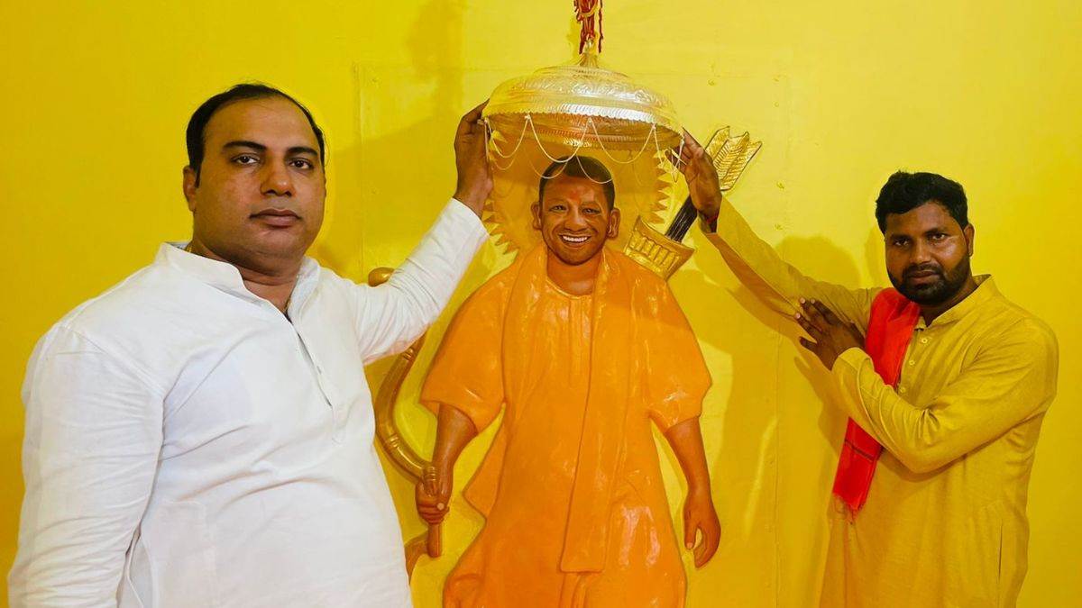 UP News: अयोध्‍या में बने योगी मंदिर में पहुंचे अमित जानी, चढ़ाया सवा ...