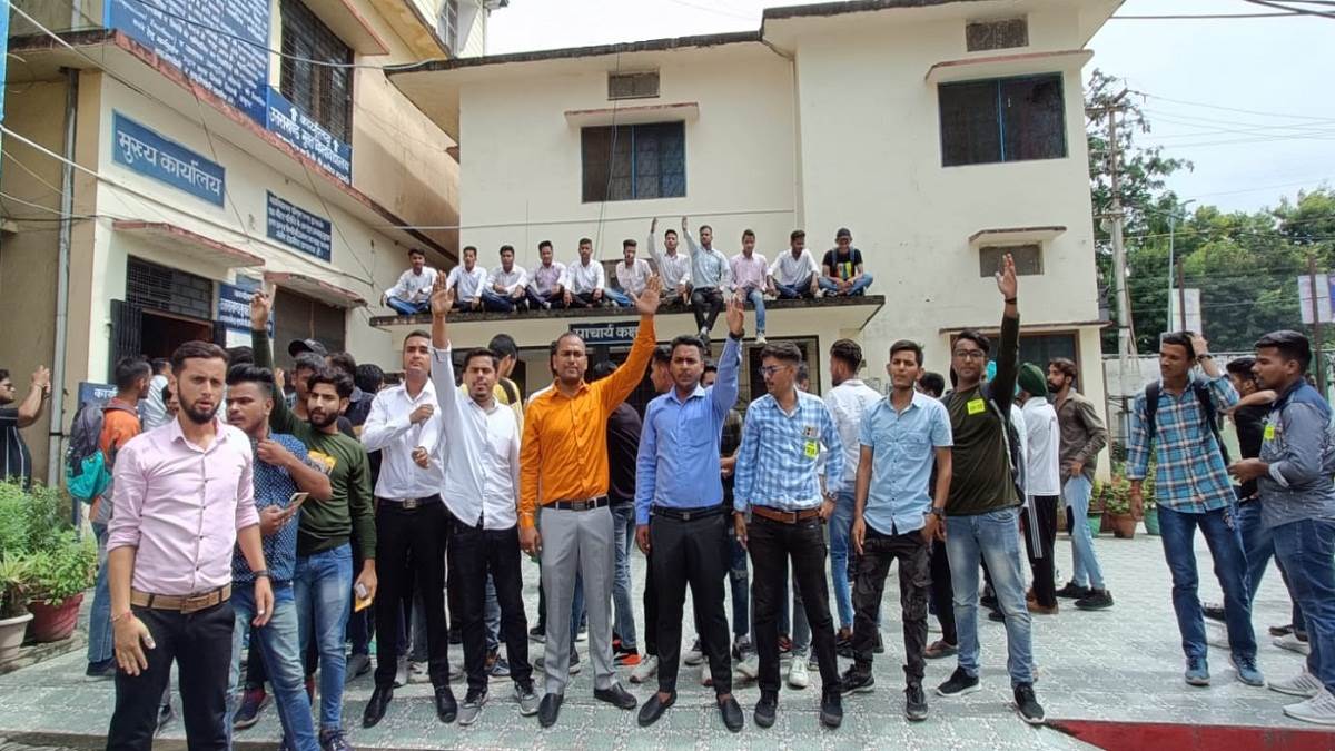 एमबीपीजी कालेज में सभी छात्रों को एडमिशन देने की मांग को लेकर फिर शुरू ...