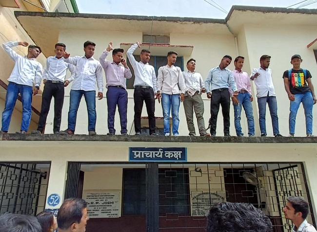 एमबीपीजी कालेज में सभी छात्रों को एडमिशन देने की मांग को लेकर फिर शुरू ...