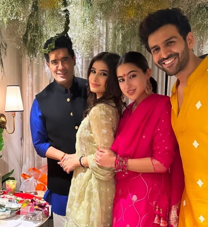 Kartik Aaryan के घर गणपति सेलिब्रेशन में बनठन कर पहुंची सारा अली खान ...
