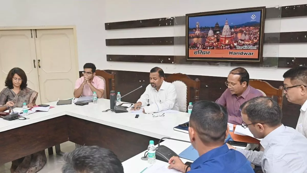 Haridwar DM कर्मेंद्र सिंह के सख्त निर्देश; जनता को बार-बार चक्कर लगाने ...