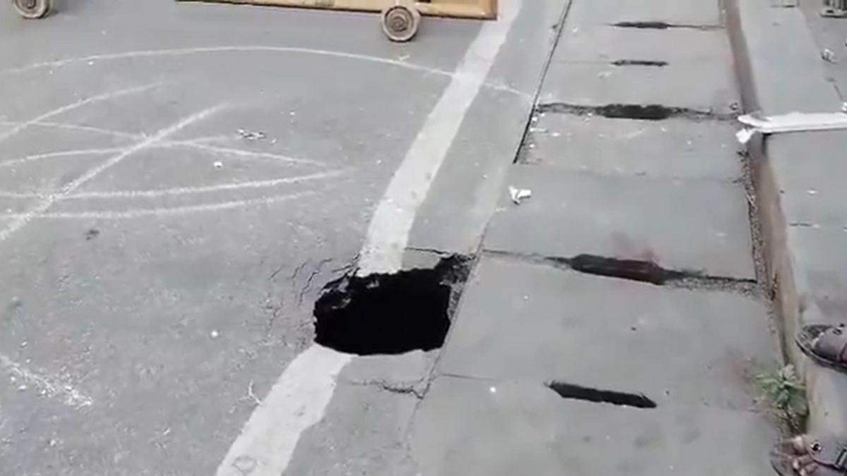 लखनऊ में अब हजरतगंज हलवासिया भवन के पास धंसी सड़क, मेट्रो ने करवाया था ...