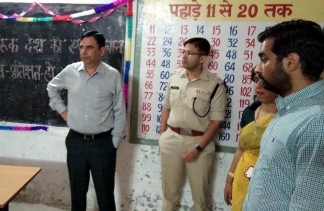 डीसी व एसपी ने अधिकारियों के साथ किया सखी बूथों का निरीक्षण - DC and SP ...