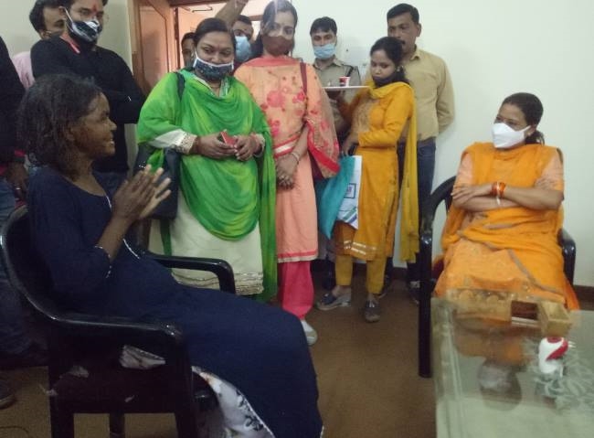 हंसी को नौकरी और आवास देने के लिए तैयार सरकार