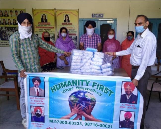 ह्यूमेनिटी फ‌र्स्ट संस्था ने तीन दिन में स्कूलों में बांटे पांच हजार ...