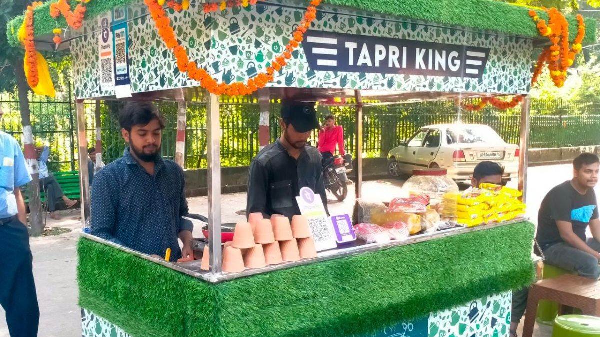 पढ़ाई के लिए 'टपरी किंग' बन गए ये दोस्त, AU के पास स्टाल पर बेचते हैं ...