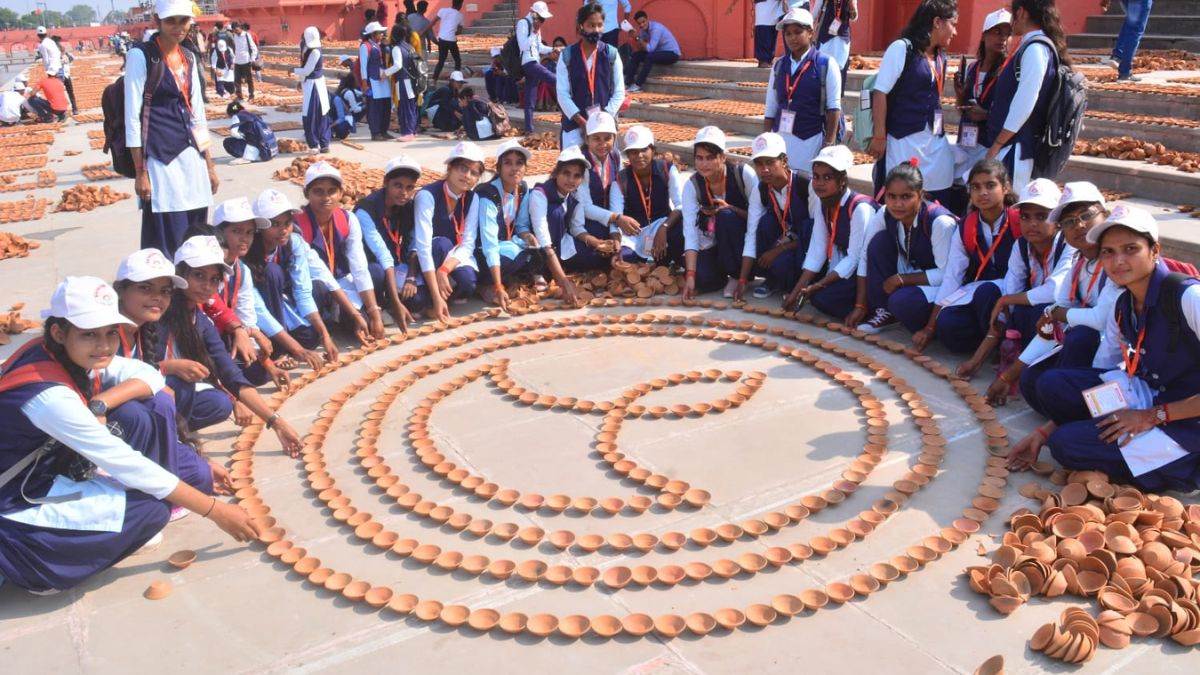 Deepotsav in Ayodhya: मेगा शो के लिए घाट पर जुटे स्‍वयंसेवक, तस्‍वीरों ...
