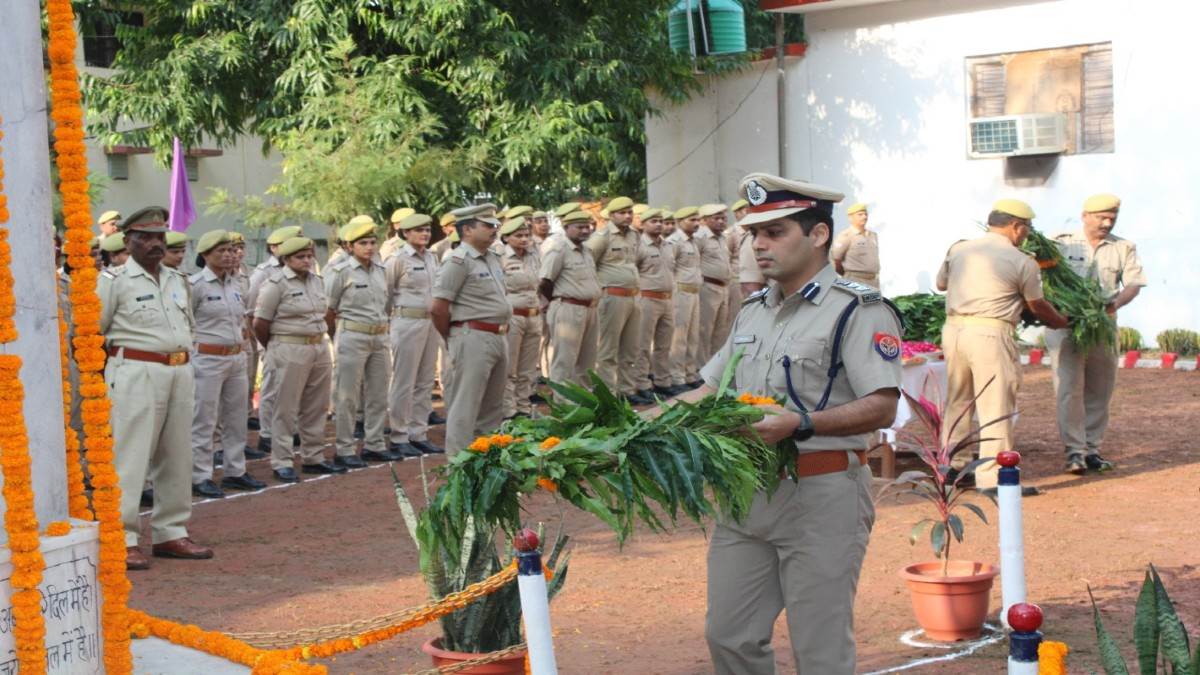 Police Memorial Day 2022 : पीलीभीत एसपी ने बलिदानी पुलिस कर्मियों को किया नमन, दी सलामी - police ...