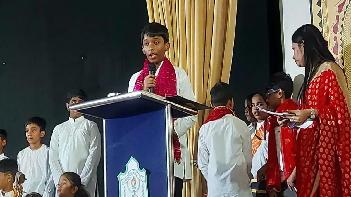 स्कूलों में बच्चों ने दीप जला कर मनाई दीपावली, डीपीएस में छात्रों ने ...