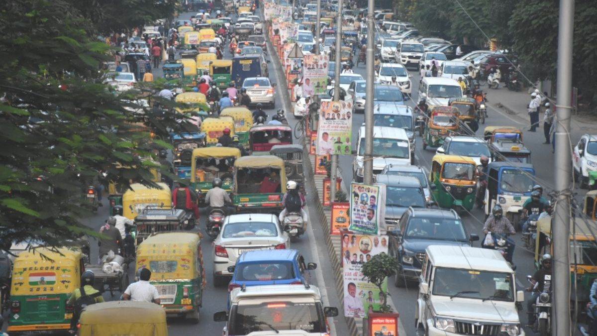 Patna Traffic: गांधी सेतु व एनएच पर फर्राटा भर रहे वाहन, अशोक राजपथ पर ...