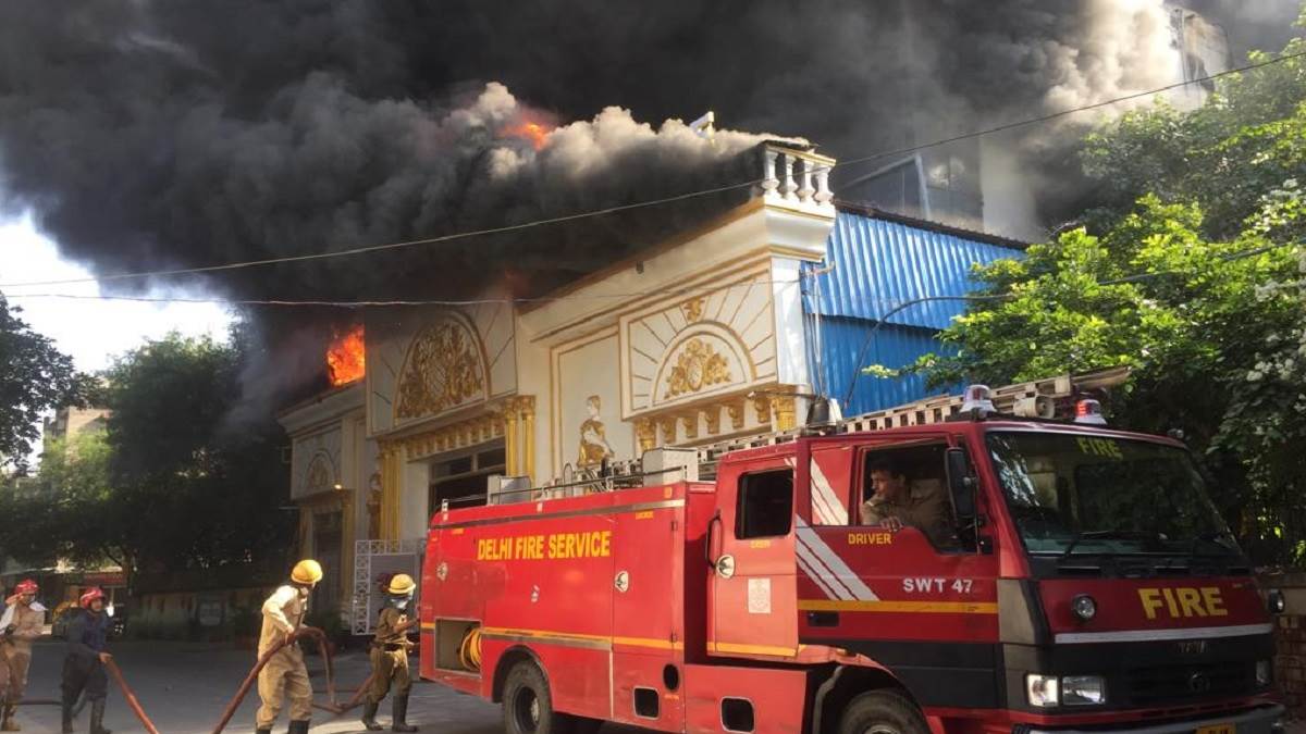 Delhi Fire: रोहिणी के एक बैंक्वेट हॉल में लगी भीषण आग, दमकल की 20 ...
