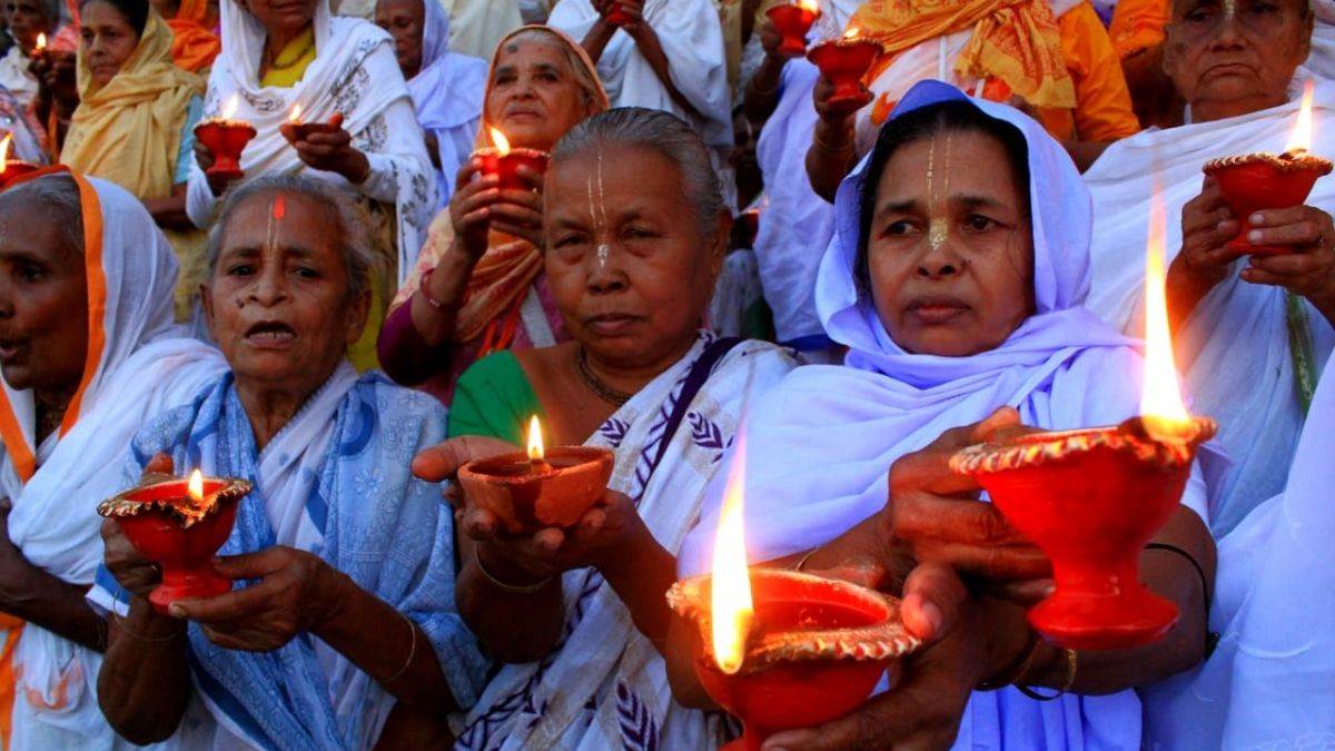 Diwali 2022: निराश्रित माताओं ने किया दीपदान, चेहरे पर आई मुस्कान ...