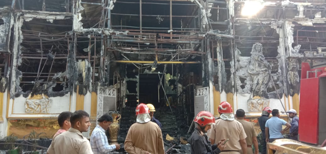 Delhi Fire: रोहिणी के एक बैंक्वेट हॉल में लगी भीषण आग, दमकल की 20 ...
