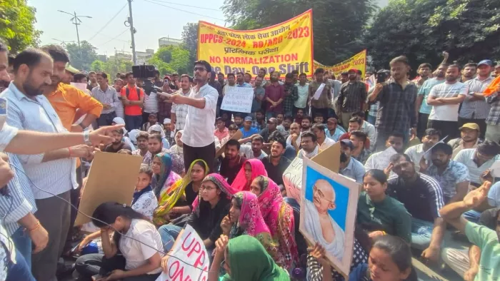 PCS और ROARO की दो दिवसीय परीक्षा के विरोध में आयोग पर सैकड़ों छात्रों ...