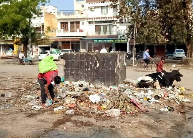 यहां सिर्फ कचरा ही दिखाई देता है.. - Only trash is visible here ...