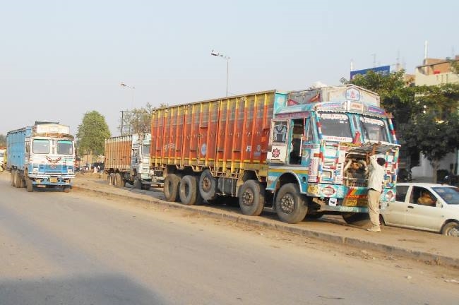 हाईवे पर यमदूत दे रहे हादसों को दावत - char(39) || chr(39) ||char(39 ...