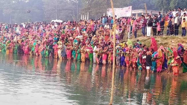 देवरिया के ग्रामीण क्षेत्र में मनाया गया छठ महापर्व - In deoria Chhath ...