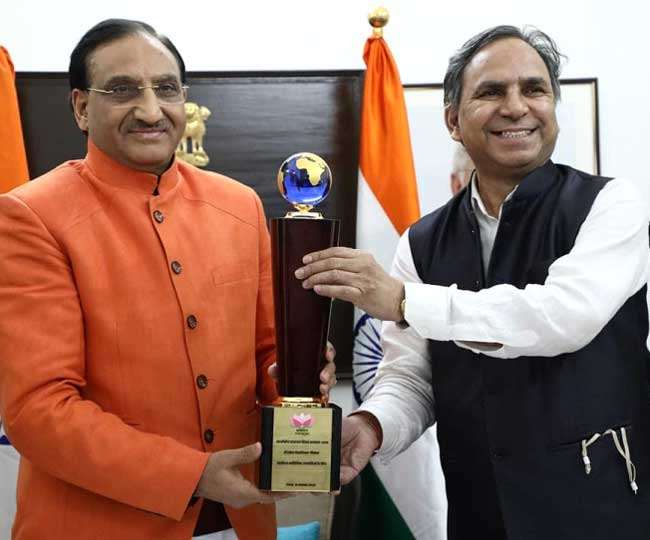 केंद्रीय शिक्षा मंत्री रमेश पोखरियाल निशंक को वातायन लाइफटाइम अचीवमेंट ...