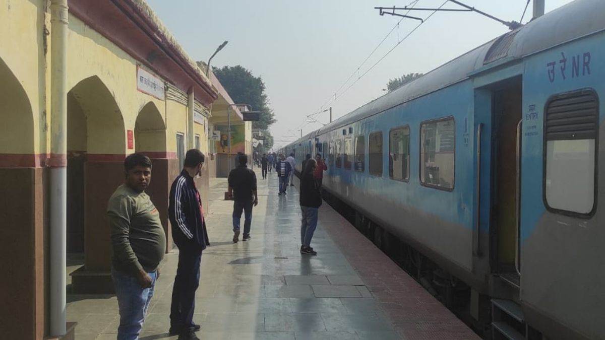 फफूंद में रोकी गई Swarn Shatabdi Express, हाट एक्सल के कारण मालगाड़ी की ...