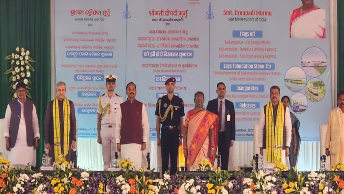 बादामपहाड़ स्टेशन से राष्ट्रपति ने तीन ट्रेनों को झंडी दिखाकर किया ...