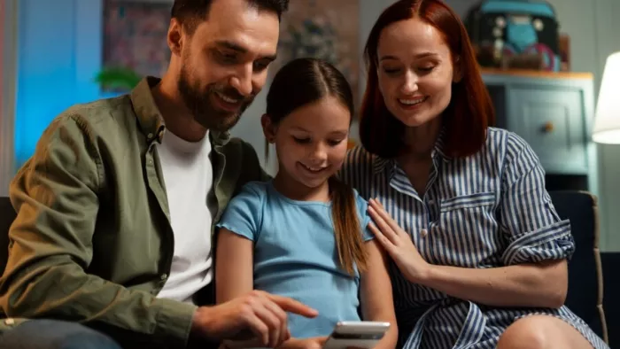 Parenting Tips: पेरेंट्स की इन आदतों से दूर होते हैं बच्चे, आज ही करें ...