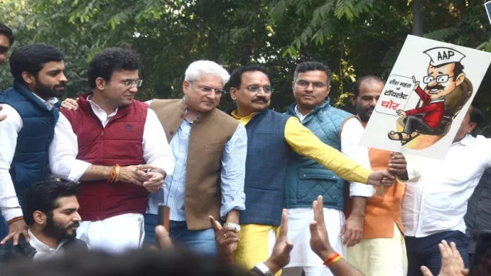 शीश महल से कहां गायब हो गए सोने की परत वाले कमोड? केजरीवाल आवास पर BJP ...