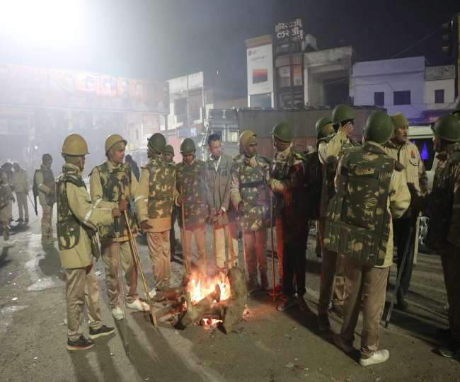 CAA Protest : रात 12 बजे शहर का हाल, आग की लपटों के बीच बवाल ने ओढ़ा ...