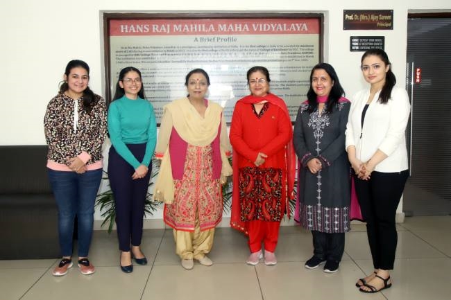 मुस्कान एमकाम में यूनिवर्सिटी से प्रथम - HMV Muskan Virdi is the first ...