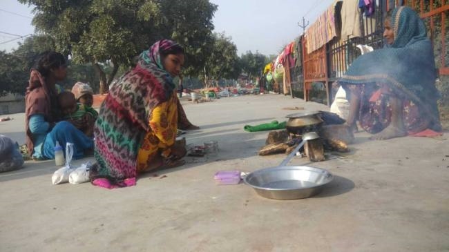 कबाड़ियों ने प्लेटफार्म को बना दिया रसोईघर - Railway rules burning food ...
