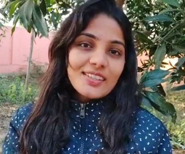 बिहार में का बा फेम लोक गायिका नेहा सिंह ने इलाहाबाद विश्वविद्यालय के छात्रों के लिए फिर गाया ...