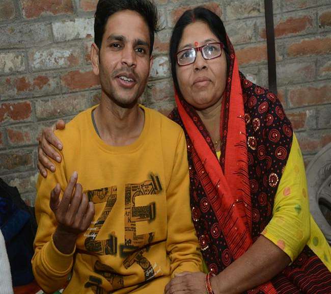 टीवी शो 'कौन बनेगा करोड़पति' की हॉट सीट पर दिखेंगे कानपुर के शिवम ...