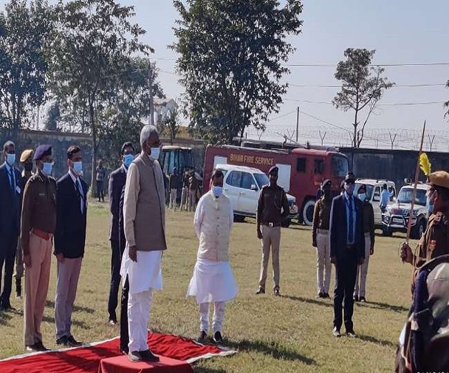 वाल्मीकिनगर में पहुंचे सीएम नीतीश कुमार, नौका विहार का क‍िया शुभारंभ ...