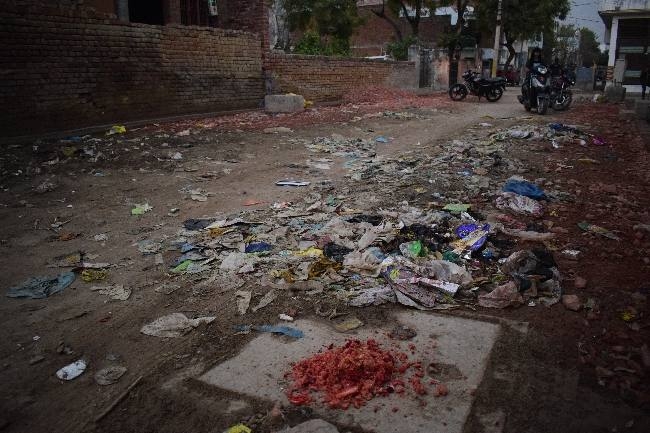लता कुंज की सड़कों पर मौत के गड्ढे और बिखरा कूड़ा
