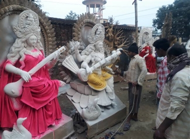 मां वाग्देवी की प्रतिमा तराश रहे कलाकार - Artists are carving the ...
