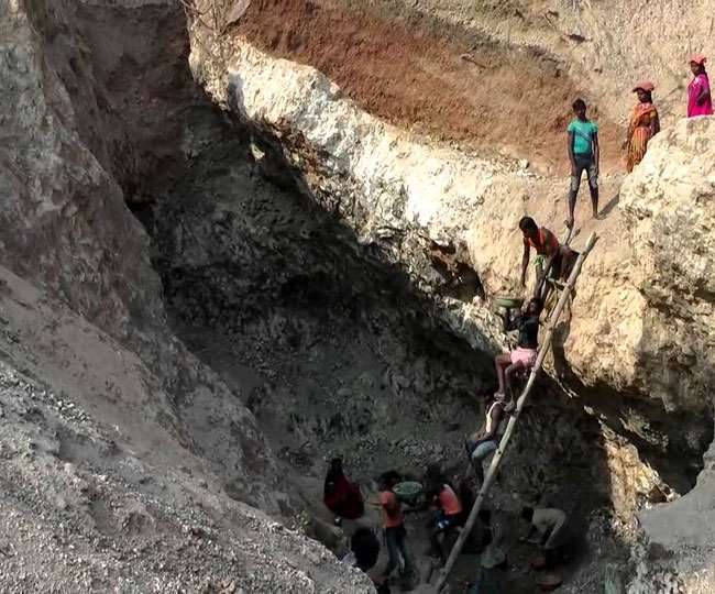 Jharkhand: कोडरमा में माइका खदान की चाल धंसने से 4 लोगों की मौत, मची ...