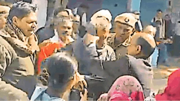 Agra News: किरावली तहसील में एसडीएम से हाथापाई, खींचतान से नाराज SDM ने ...